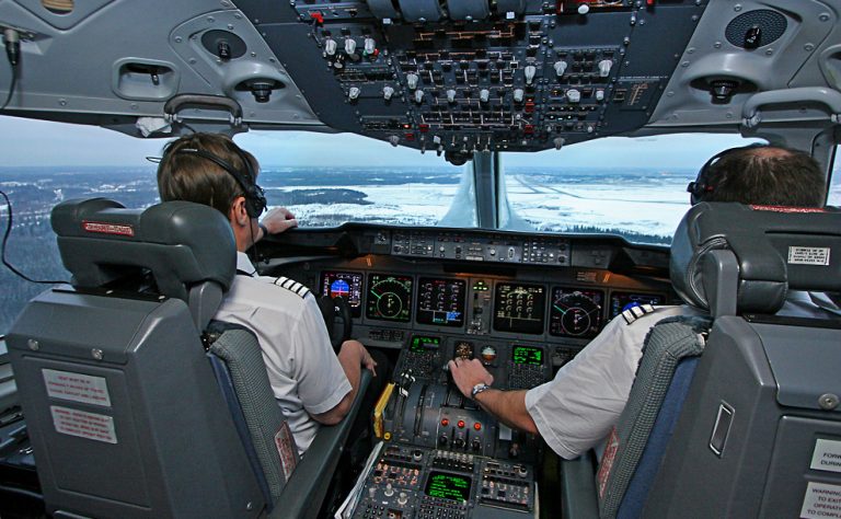 Piloto comercial: Qué es, carrera, requisitos y más sobre ella
