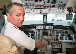 Piloto de aviación: Funciones, perfil, carrera y más